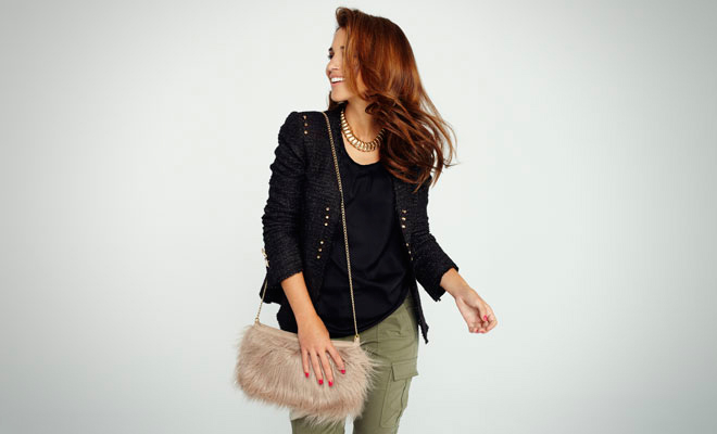 Cómo combinar un pantalon khaki